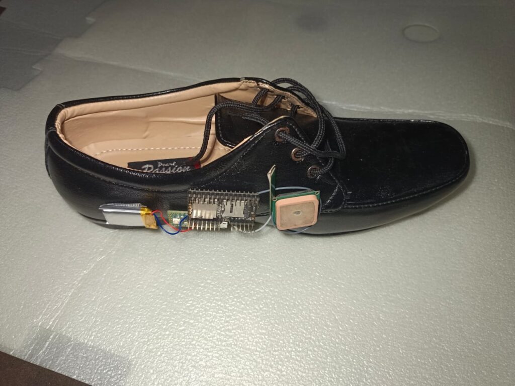 FOOTPRINTS – GPS tracker shoe – The Kid Company